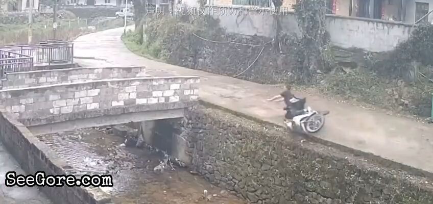 Biker thrown into a big ditch - SeeGore